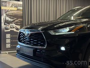 Black Toyota Highlander 2021 in Riga, with an engine capacity of 2.50 L and mileage of 100 thousand km for 38500 €, photo 3 on AUTOMOTO.COM.LV