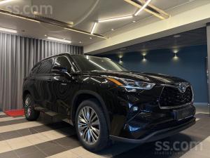 Black Toyota Highlander 2021 in Riga, with an engine capacity of 2.50 L and mileage of 100 thousand km for 38500 €, photo 5 on AUTOMOTO.COM.LV