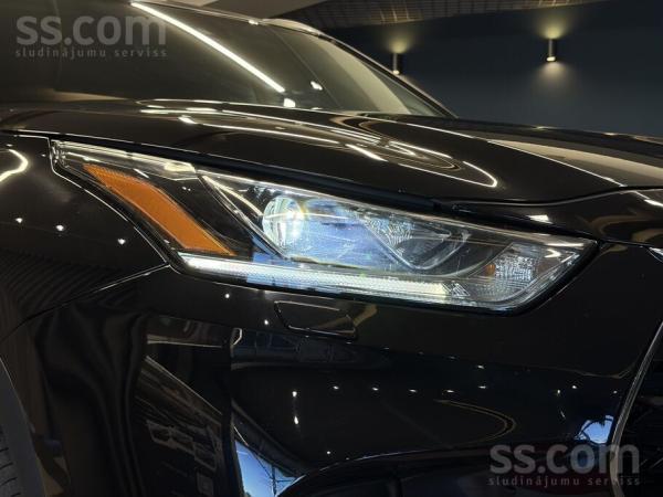 Black Toyota Highlander 2021 in Riga, with an engine capacity of 2.50 L and mileage of 100 thousand km for 38500 €, photo 5 on AUTOMOTO.COM.LV