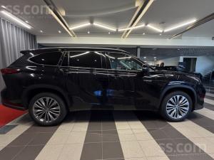 Black Toyota Highlander 2021 in Riga, with an engine capacity of 2.50 L and mileage of 100 thousand km for 38500 €, photo 7 on AUTOMOTO.COM.LV