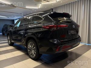 Black Toyota Highlander 2021 in Riga, with an engine capacity of 2.50 L and mileage of 100 thousand km for 38500 €, photo 10 on AUTOMOTO.COM.LV
