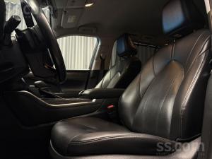 Black Toyota Highlander 2021 in Riga, with an engine capacity of 2.50 L and mileage of 100 thousand km for 38500 €, photo 12 on AUTOMOTO.COM.LV