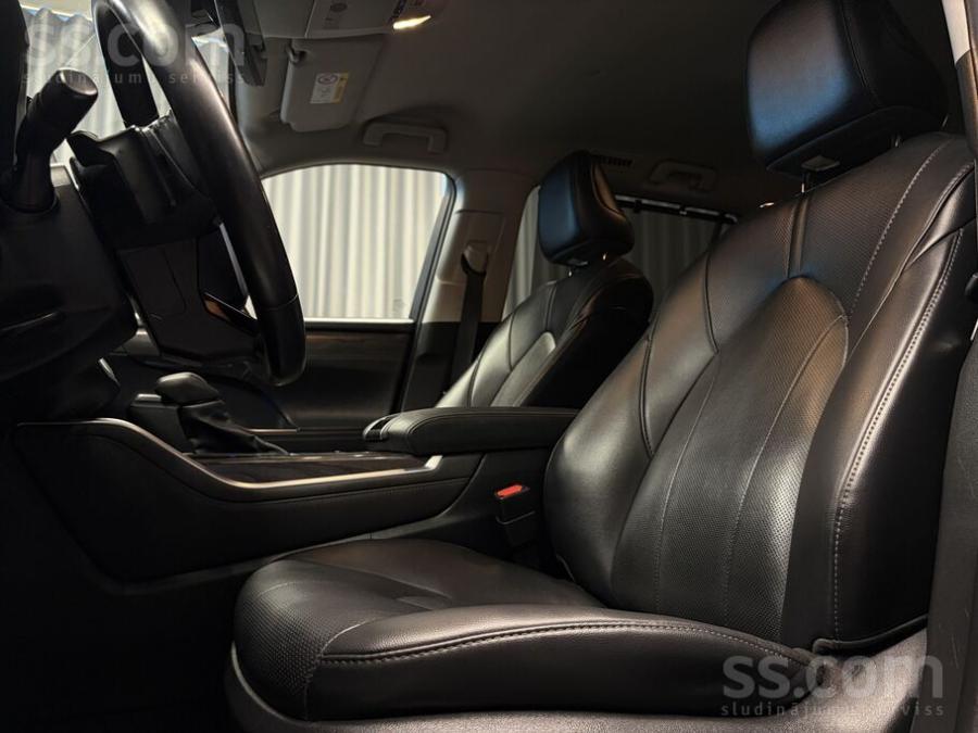 Black Toyota Highlander 2021 in Riga, with an engine capacity of 2.50 L and mileage of 100 thousand km for 38500 €, photo 12 on AUTOMOTO.COM.LV