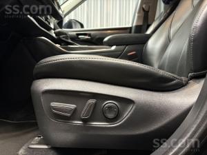 Black Toyota Highlander 2021 in Riga, with an engine capacity of 2.50 L and mileage of 100 thousand km for 38500 €, photo 13 on AUTOMOTO.COM.LV