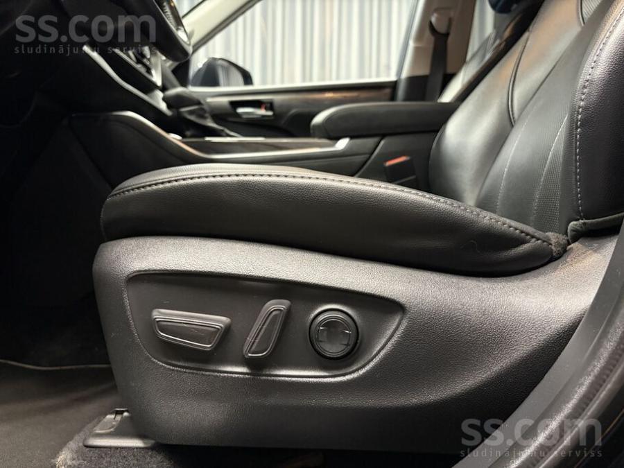 Black Toyota Highlander 2021 in Riga, with an engine capacity of 2.50 L and mileage of 100 thousand km for 38500 €, photo 13 on AUTOMOTO.COM.LV