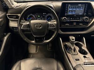 Black Toyota Highlander 2021 in Riga, with an engine capacity of 2.50 L and mileage of 100 thousand km for 38500 €, photo 15 on AUTOMOTO.COM.LV