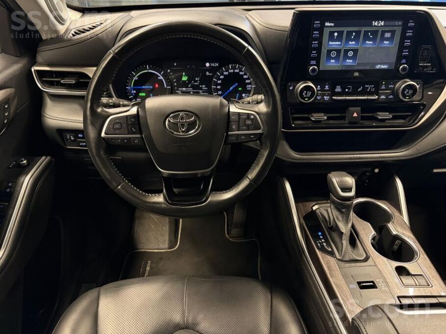 Black Toyota Highlander 2021 in Riga, with an engine capacity of 2.50 L and mileage of 100 thousand km for 38500 €, photo 15 on AUTOMOTO.COM.LV