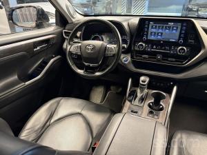 Black Toyota Highlander 2021 in Riga, with an engine capacity of 2.50 L and mileage of 100 thousand km for 38500 €, photo 16 on AUTOMOTO.COM.LV