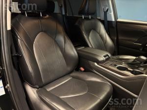 Black Toyota Highlander 2021 in Riga, with an engine capacity of 2.50 L and mileage of 100 thousand km for 38500 €, photo 18 on AUTOMOTO.COM.LV