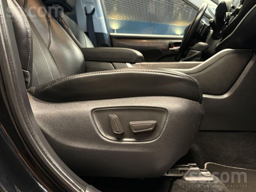 Black Toyota Highlander 2021 in Riga, with an engine capacity of 2.50 L and mileage of 100 thousand km for 38500 €, photo 19 on AUTOMOTO.COM.LV