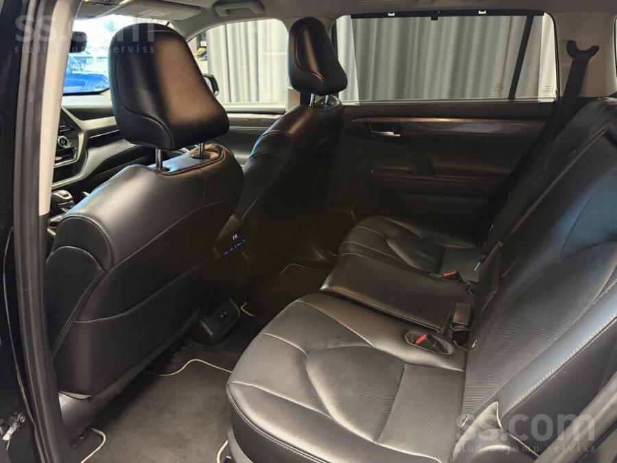 Black Toyota Highlander 2021 in Riga, with an engine capacity of 2.50 L and mileage of 100 thousand km for 38500 €, photo 20 on AUTOMOTO.COM.LV