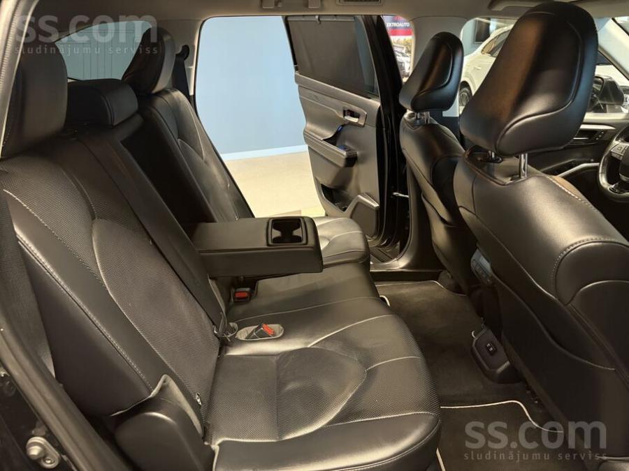 Black Toyota Highlander 2021 in Riga, with an engine capacity of 2.50 L and mileage of 100 thousand km for 38500 €, photo 22 on AUTOMOTO.COM.LV