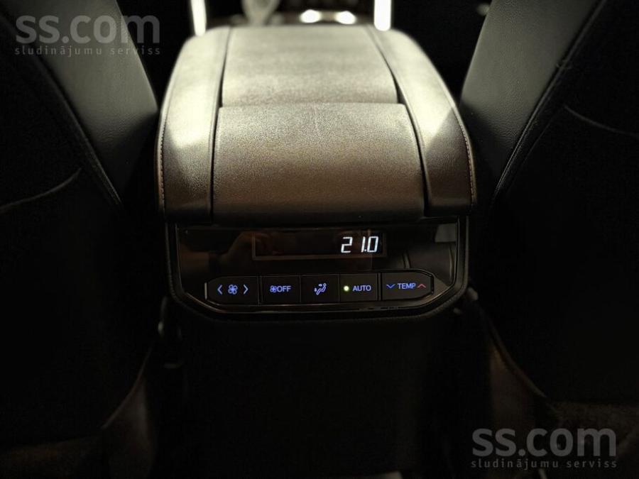 Black Toyota Highlander 2021 in Riga, with an engine capacity of 2.50 L and mileage of 100 thousand km for 38500 €, photo 23 on AUTOMOTO.COM.LV