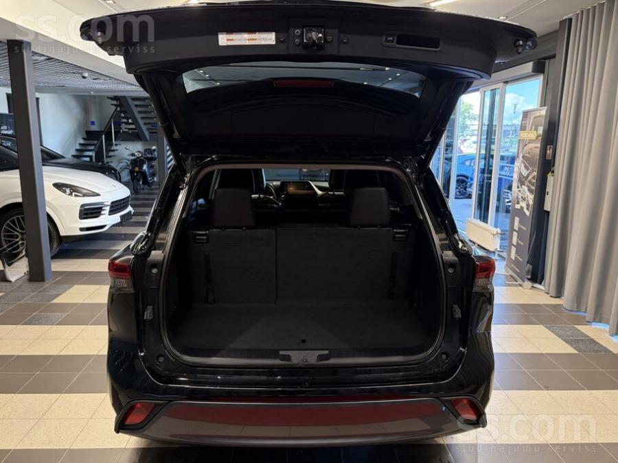 Black Toyota Highlander 2021 in Riga, with an engine capacity of 2.50 L and mileage of 100 thousand km for 38500 €, photo 25 on AUTOMOTO.COM.LV