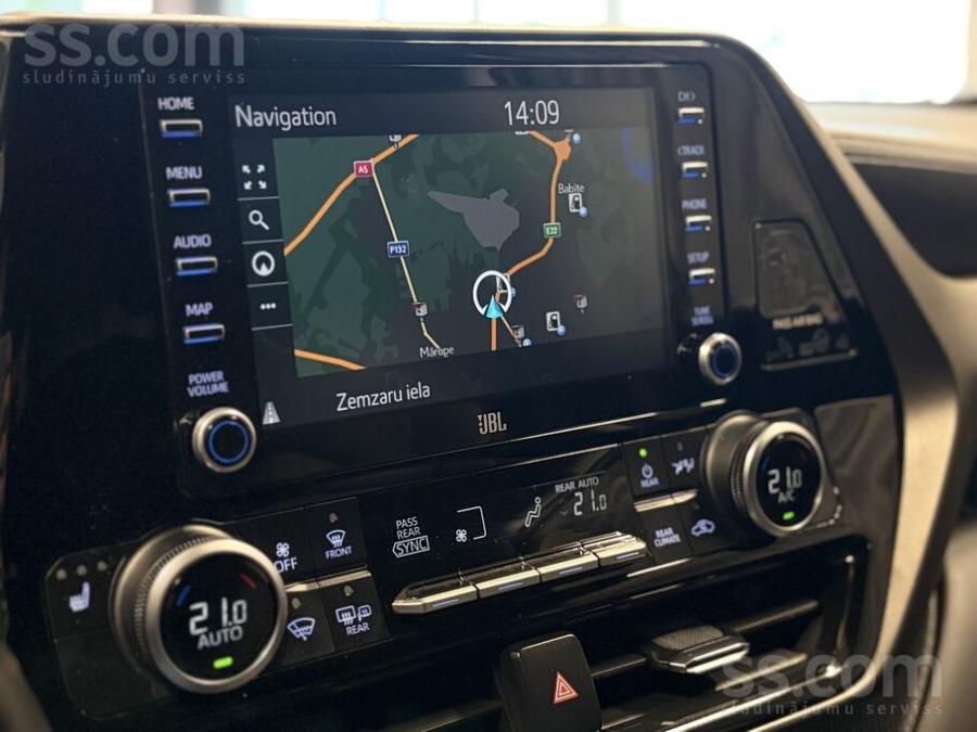 Black Toyota Highlander 2021 in Riga, with an engine capacity of 2.50 L and mileage of 100 thousand km for 38500 €, photo 30 on AUTOMOTO.COM.LV