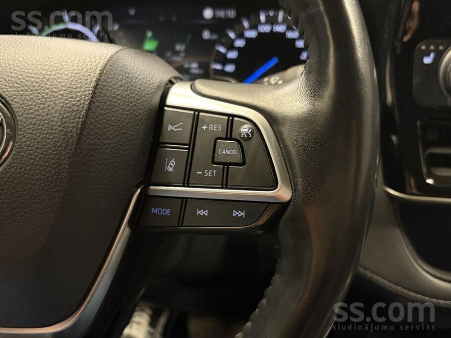 Black Toyota Highlander 2021 in Riga, with an engine capacity of 2.50 L and mileage of 100 thousand km for 38500 €, photo 31 on AUTOMOTO.COM.LV