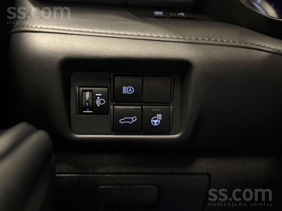Black Toyota Highlander 2021 in Riga, with an engine capacity of 2.50 L and mileage of 100 thousand km for 38500 €, photo 32 on AUTOMOTO.COM.LV