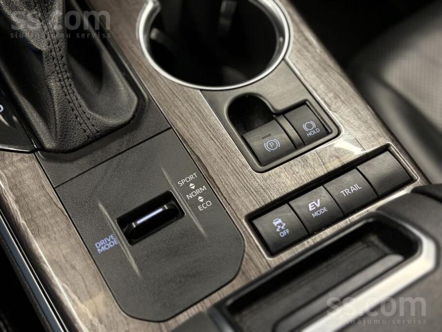 Black Toyota Highlander 2021 in Riga, with an engine capacity of 2.50 L and mileage of 100 thousand km for 38500 €, photo 33 on AUTOMOTO.COM.LV