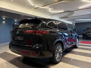 Black Toyota Highlander 2021 in Riga, with an engine capacity of 2.49 L and mileage of 100 thousand km for 38500 €, photo 6 on AUTOMOTO.COM.LV