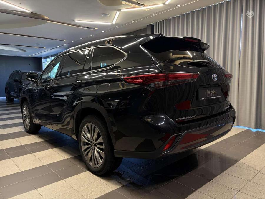 Black Toyota Highlander 2021 in Riga, with an engine capacity of 2.49 L and mileage of 100 thousand km for 38500 €, photo 8 on AUTOMOTO.COM.LV