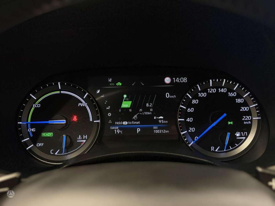 Black Toyota Highlander 2021 in Riga, with an engine capacity of 2.49 L and mileage of 100 thousand km for 38500 €, photo 9 on AUTOMOTO.COM.LV