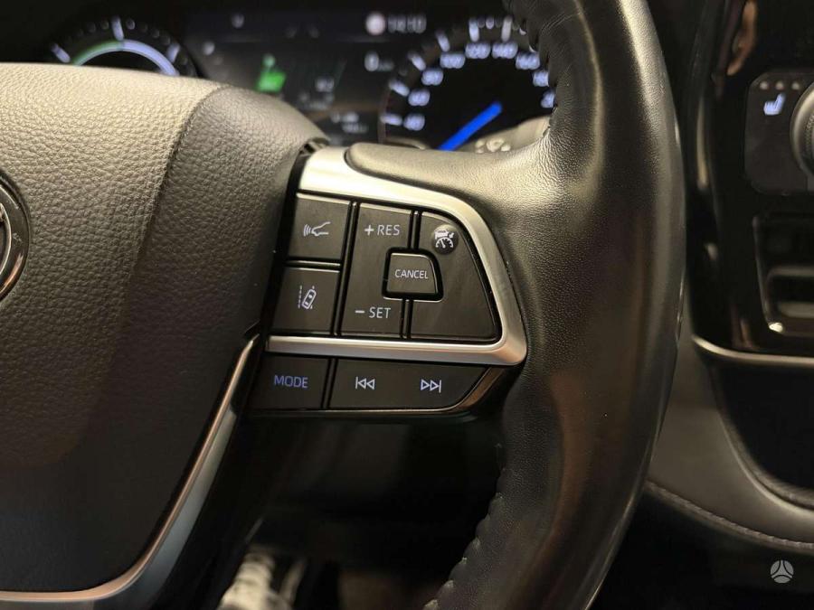Black Toyota Highlander 2021 in Riga, with an engine capacity of 2.49 L and mileage of 100 thousand km for 38500 €, photo 12 on AUTOMOTO.COM.LV