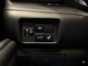 Black Toyota Highlander 2021 in Riga, with an engine capacity of 2.49 L and mileage of 100 thousand km for 38500 €, photo 13 on AUTOMOTO.COM.LV