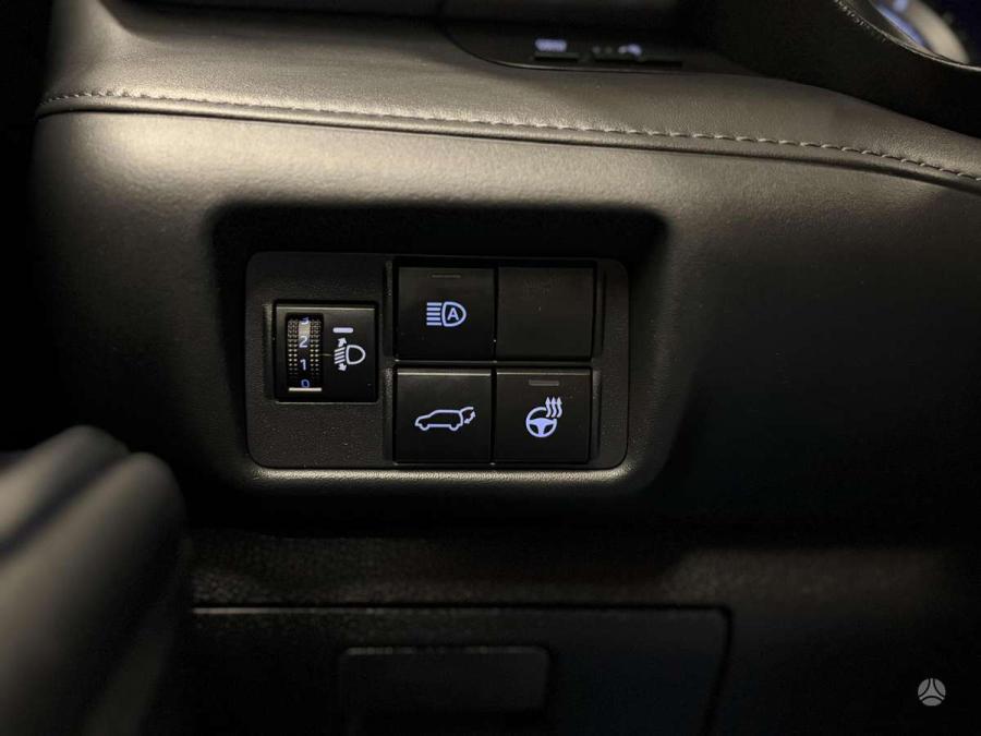 Black Toyota Highlander 2021 in Riga, with an engine capacity of 2.49 L and mileage of 100 thousand km for 38500 €, photo 13 on AUTOMOTO.COM.LV