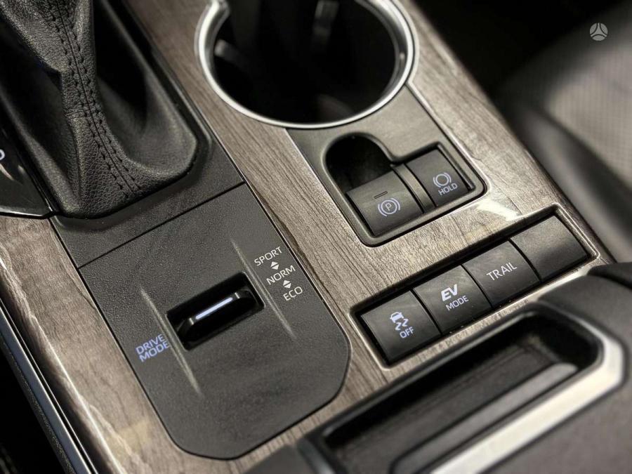 Black Toyota Highlander 2021 in Riga, with an engine capacity of 2.49 L and mileage of 100 thousand km for 38500 €, photo 16 on AUTOMOTO.COM.LV