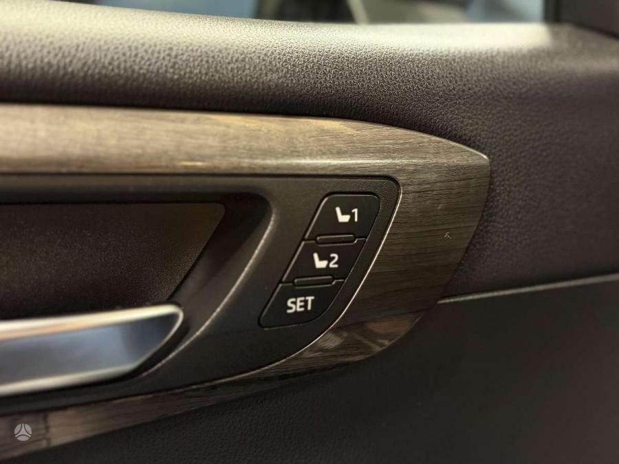 Black Toyota Highlander 2021 in Riga, with an engine capacity of 2.49 L and mileage of 100 thousand km for 38500 €, photo 17 on AUTOMOTO.COM.LV