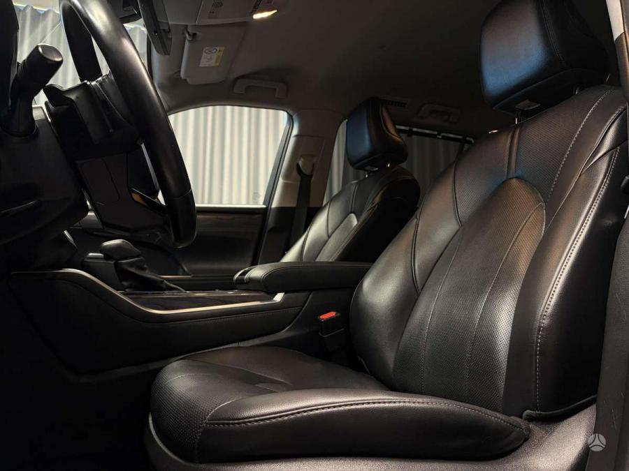 Black Toyota Highlander 2021 in Riga, with an engine capacity of 2.49 L and mileage of 100 thousand km for 38500 €, photo 19 on AUTOMOTO.COM.LV