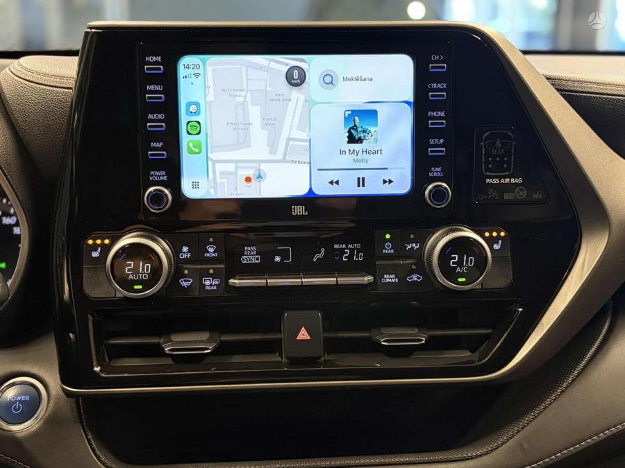 Black Toyota Highlander 2021 in Riga, with an engine capacity of 2.49 L and mileage of 100 thousand km for 38500 €, photo 20 on AUTOMOTO.COM.LV