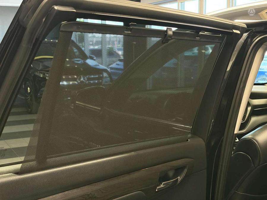 Black Toyota Highlander 2021 in Riga, with an engine capacity of 2.49 L and mileage of 100 thousand km for 38500 €, photo 23 on AUTOMOTO.COM.LV