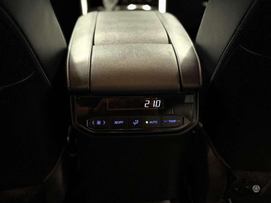 Black Toyota Highlander 2021 in Riga, with an engine capacity of 2.49 L and mileage of 100 thousand km for 38500 €, photo 24 on AUTOMOTO.COM.LV