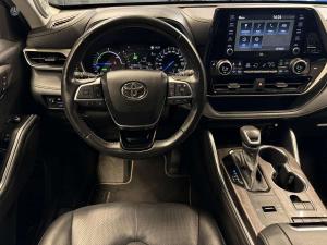 Black Toyota Highlander 2021 in Riga, with an engine capacity of 2.49 L and mileage of 100 thousand km for 38500 €, photo 25 on AUTOMOTO.COM.LV
