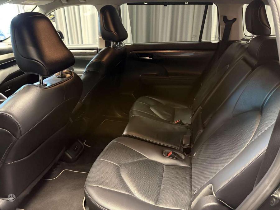 Black Toyota Highlander 2021 in Riga, with an engine capacity of 2.49 L and mileage of 100 thousand km for 38500 €, photo 28 on AUTOMOTO.COM.LV