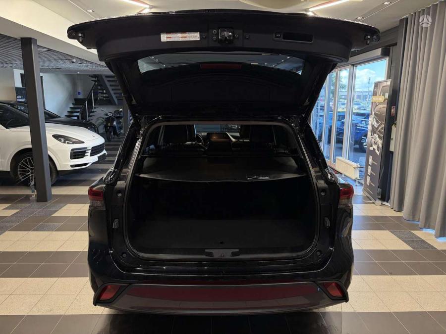 Black Toyota Highlander 2021 in Riga, with an engine capacity of 2.49 L and mileage of 100 thousand km for 38500 €, photo 30 on AUTOMOTO.COM.LV