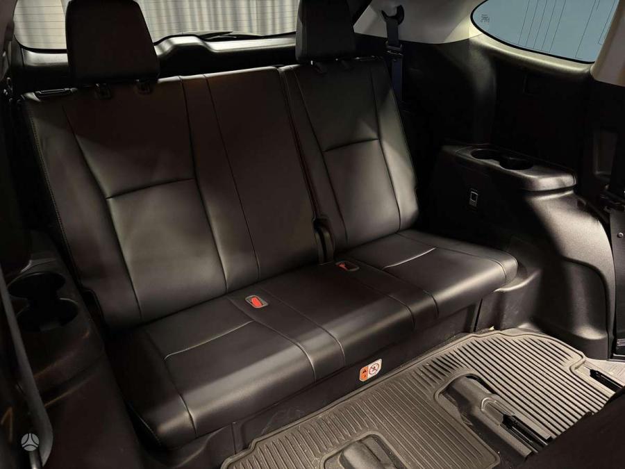Black Toyota Highlander 2021 in Riga, with an engine capacity of 2.49 L and mileage of 100 thousand km for 38500 €, photo 32 on AUTOMOTO.COM.LV