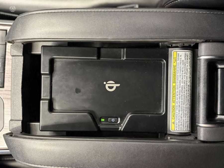 Black Toyota Highlander 2021 in Riga, with an engine capacity of 2.49 L and mileage of 100 thousand km for 38500 €, photo 38 on AUTOMOTO.COM.LV