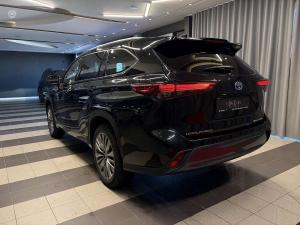 Black Toyota Highlander 2021 in Riga, with an engine capacity of 2.49 L and mileage of 100 thousand km for 38500 €, photo 39 on AUTOMOTO.COM.LV