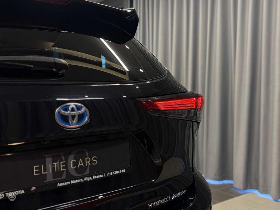 Black Toyota Highlander 2021 in Riga, with an engine capacity of 2.49 L and mileage of 100 thousand km for 38500 €, photo 40 on AUTOMOTO.COM.LV