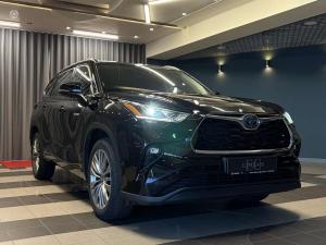 Black Toyota Highlander 2021 in Riga, with an engine capacity of 2.49 L and mileage of 100 thousand km for 38500 €, photo 42 on AUTOMOTO.COM.LV
