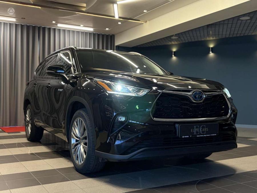 Black Toyota Highlander 2021 in Riga, with an engine capacity of 2.49 L and mileage of 100 thousand km for 38500 €, photo 42 on AUTOMOTO.COM.LV