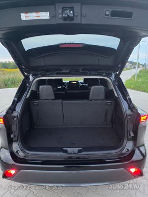 Melns Toyota Highlander 2021 Rīga, ar dzinēja tilpumu 2.50 L un nobraukumu 103 tūkst. km par 36460 €, foto 16 vietnē AUTOMOTO.COM.LV