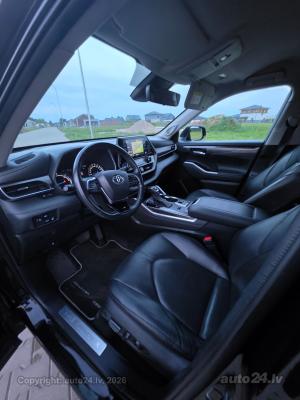 Melns Toyota Highlander 2021 Rīga, ar dzinēja tilpumu 2.50 L un nobraukumu 103 tūkst. km par 36460 €, foto 22 vietnē AUTOMOTO.COM.LV