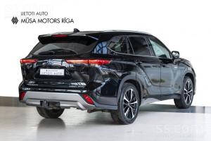 Melns Toyota Highlander 2021 Rīga, ar dzinēja tilpumu 2.50 L un nobraukumu 178 tūkst. km par 34900 €, foto 3 vietnē AUTOMOTO.COM.LV