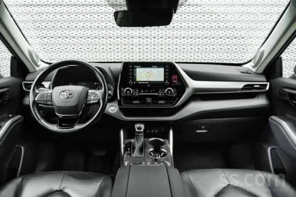 Black Toyota Highlander 2021 in Riga, with an engine capacity of 2.50 L and mileage of 120 thousand km for 35250 €, photo 7 on AUTOMOTO.COM.LV