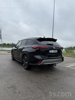 Melns Toyota Highlander 2022 Rīga, ar dzinēja tilpumu 2.50 L un nobraukumu 55 tūkst. km par 52000 €, foto 3 vietnē AUTOMOTO.COM.LV