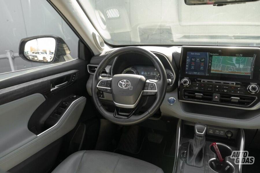 Black Toyota Highlander 2022 in Vilnius, with an engine capacity of 2.50 L and mileage of 122 thousand km for 39150 €, photo 26 on AUTOMOTO.COM.LV
