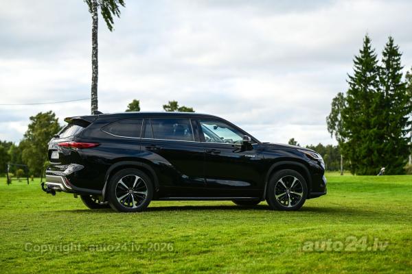 Black Toyota Highlander 2022 in Tallinn, with an engine capacity of 2.50 L and mileage of 105 thousand km for 41900 €, photo 5 on AUTOMOTO.COM.LV